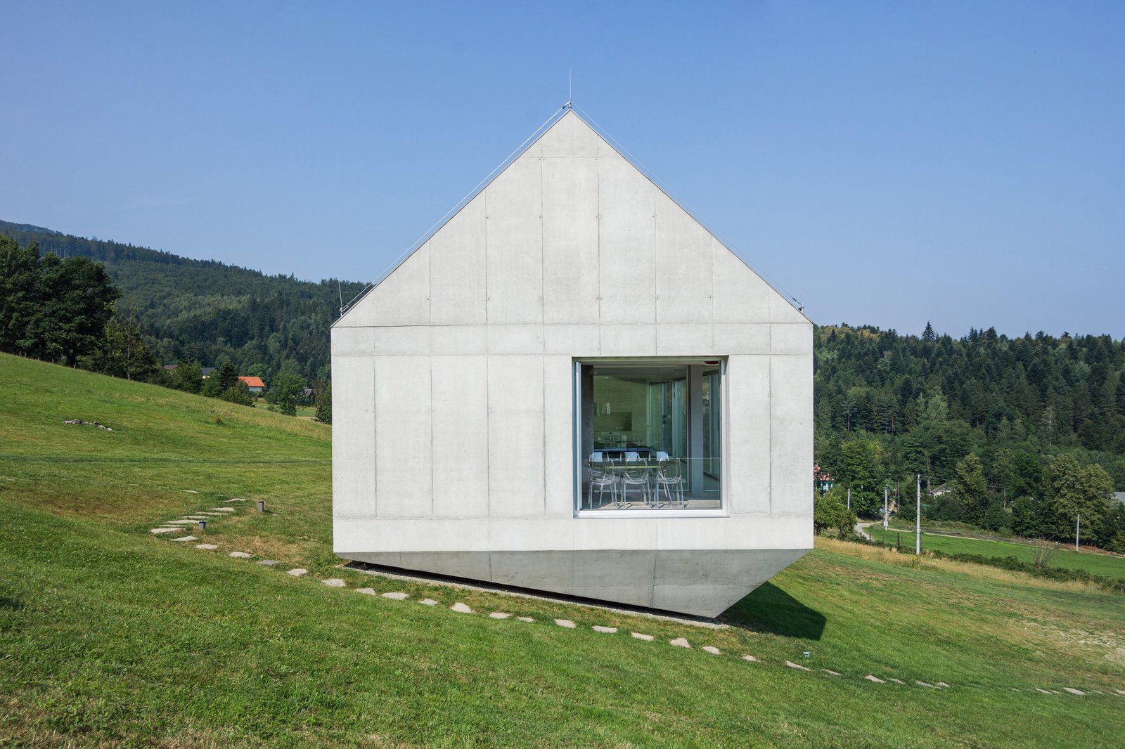 Photo 3 of 8 in A Striking Modern House Built In A Pastoral Landscape ...