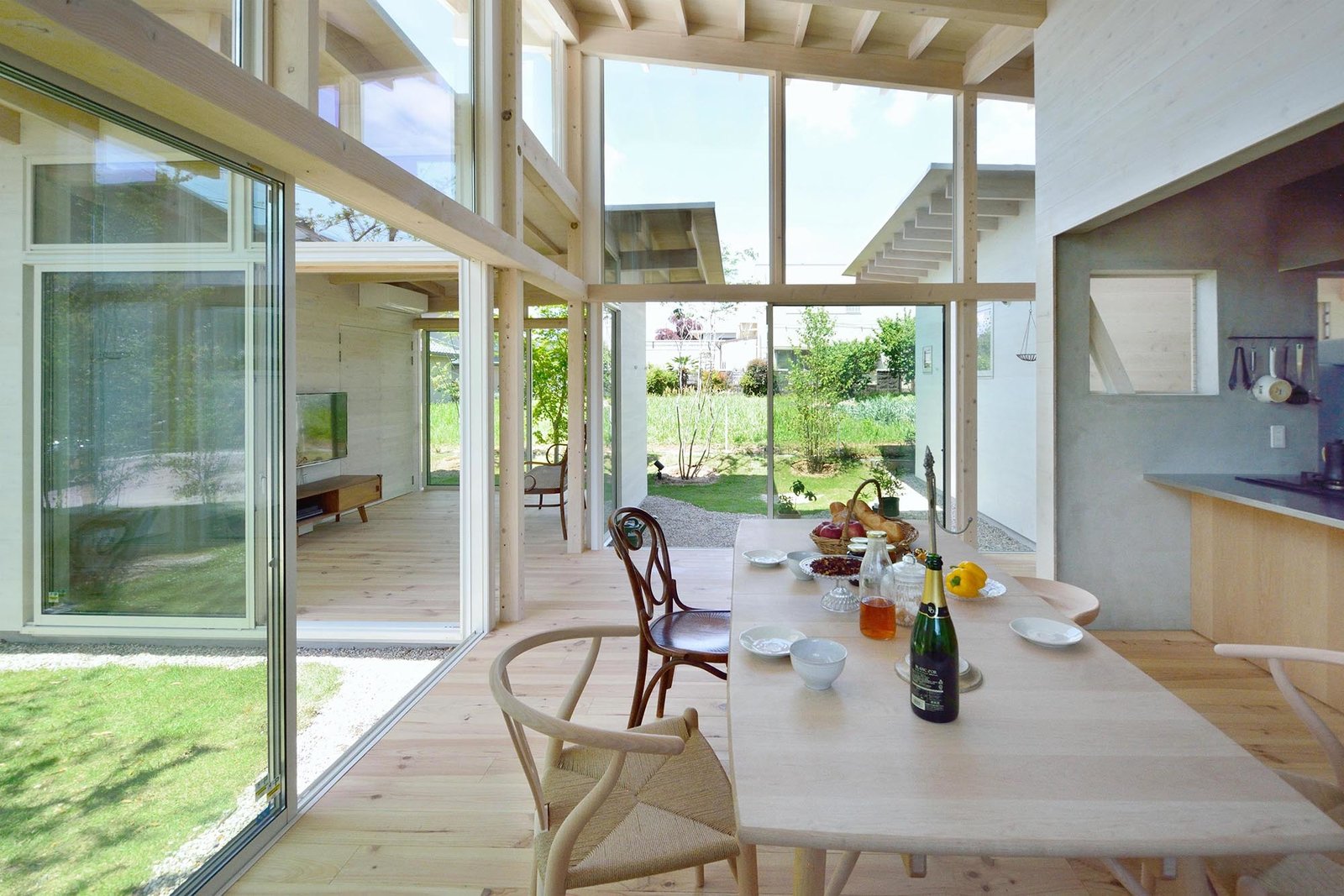 Photo 8 of 11 in Six-Sheet Roof House by Leibal - Dwell