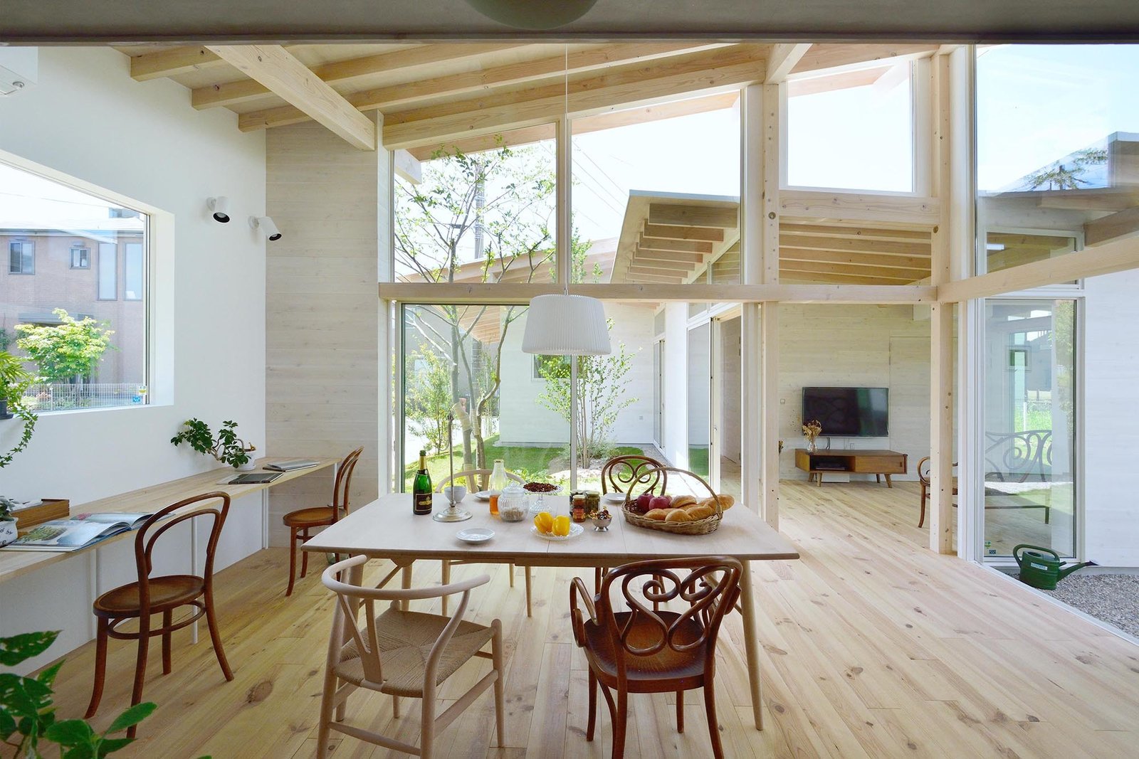 Photo 9 of 11 in Six-Sheet Roof House by Leibal - Dwell