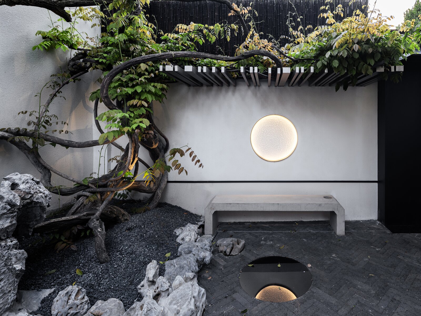 Photo 7 of 17 in A Volcanic-Rock Courtyard Energizes a Dramatic Home in ...