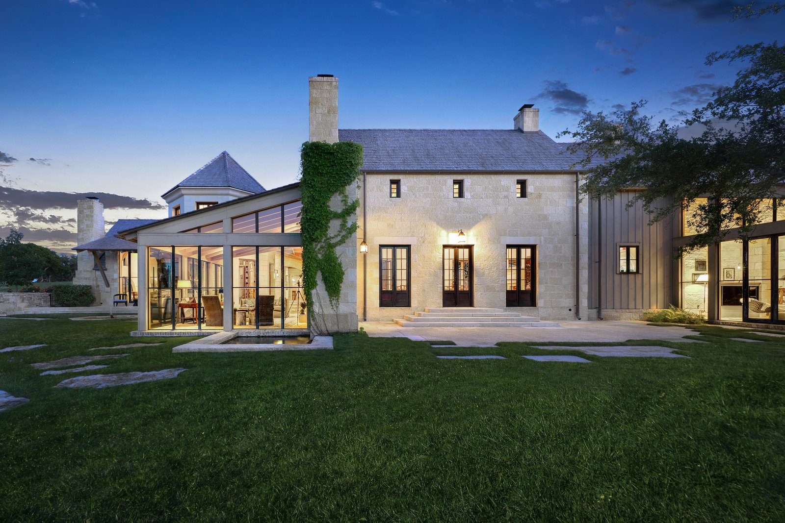An Extraordinary Ranch in Texas Hits the Market (5 Photos) - Dwell