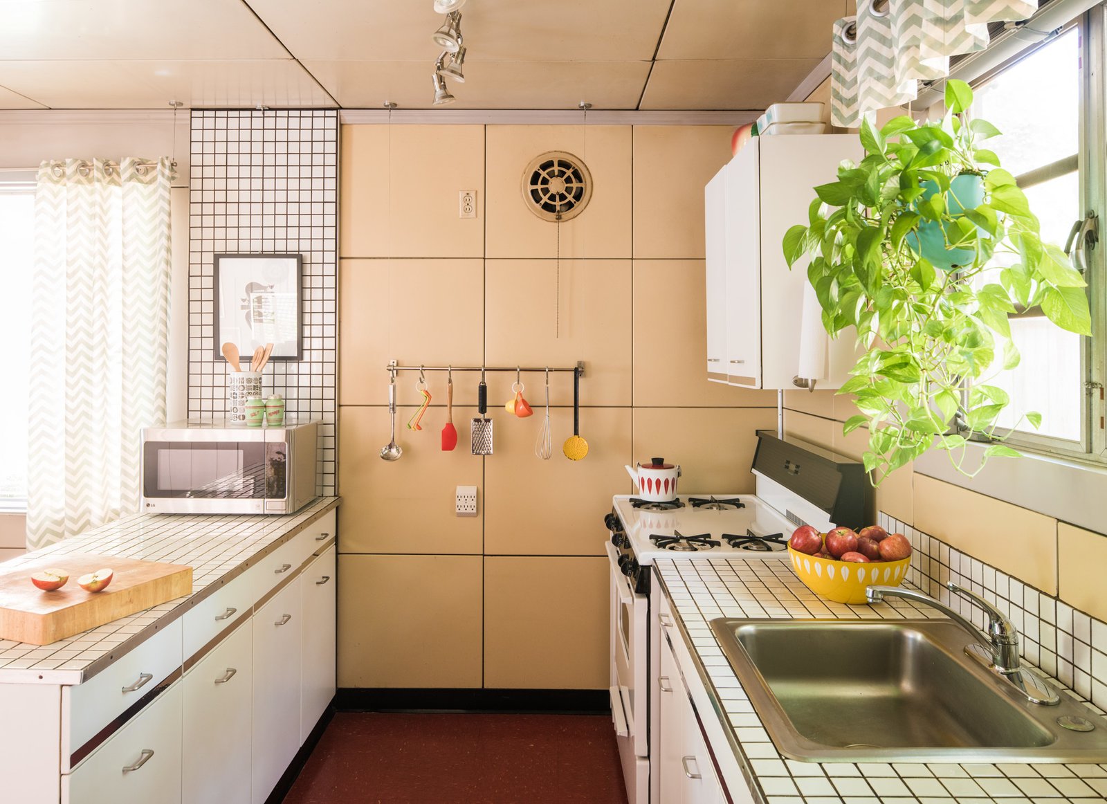 Photo 5 of 13 in The Decatur Lustron by Jeanee Ledoux - Dwell