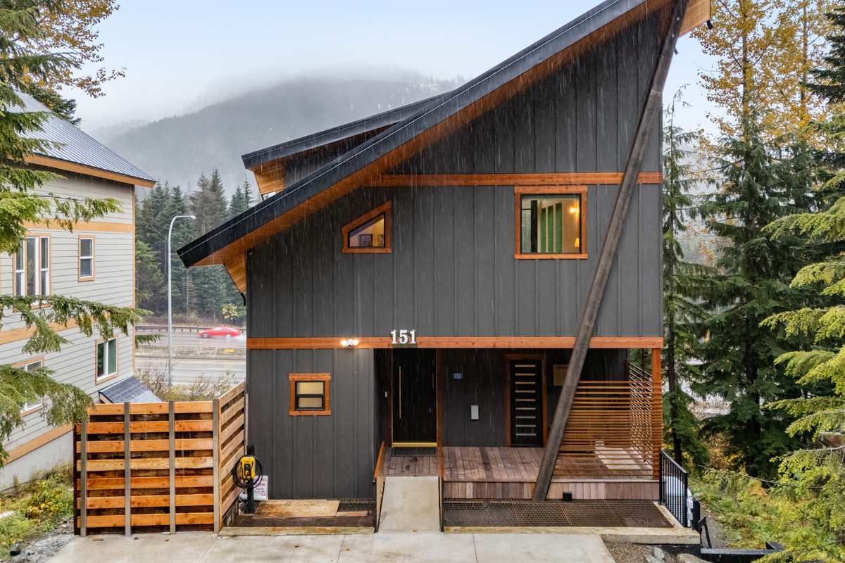 Photo 3 of 29 in The YETI Chalet by Jesse Howard - Dwell