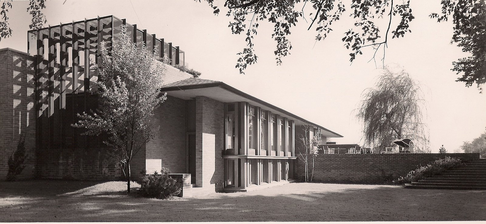 The Dr. Charles MacCallum Residence by Alden B. Dow (6 Photos) - Dwell