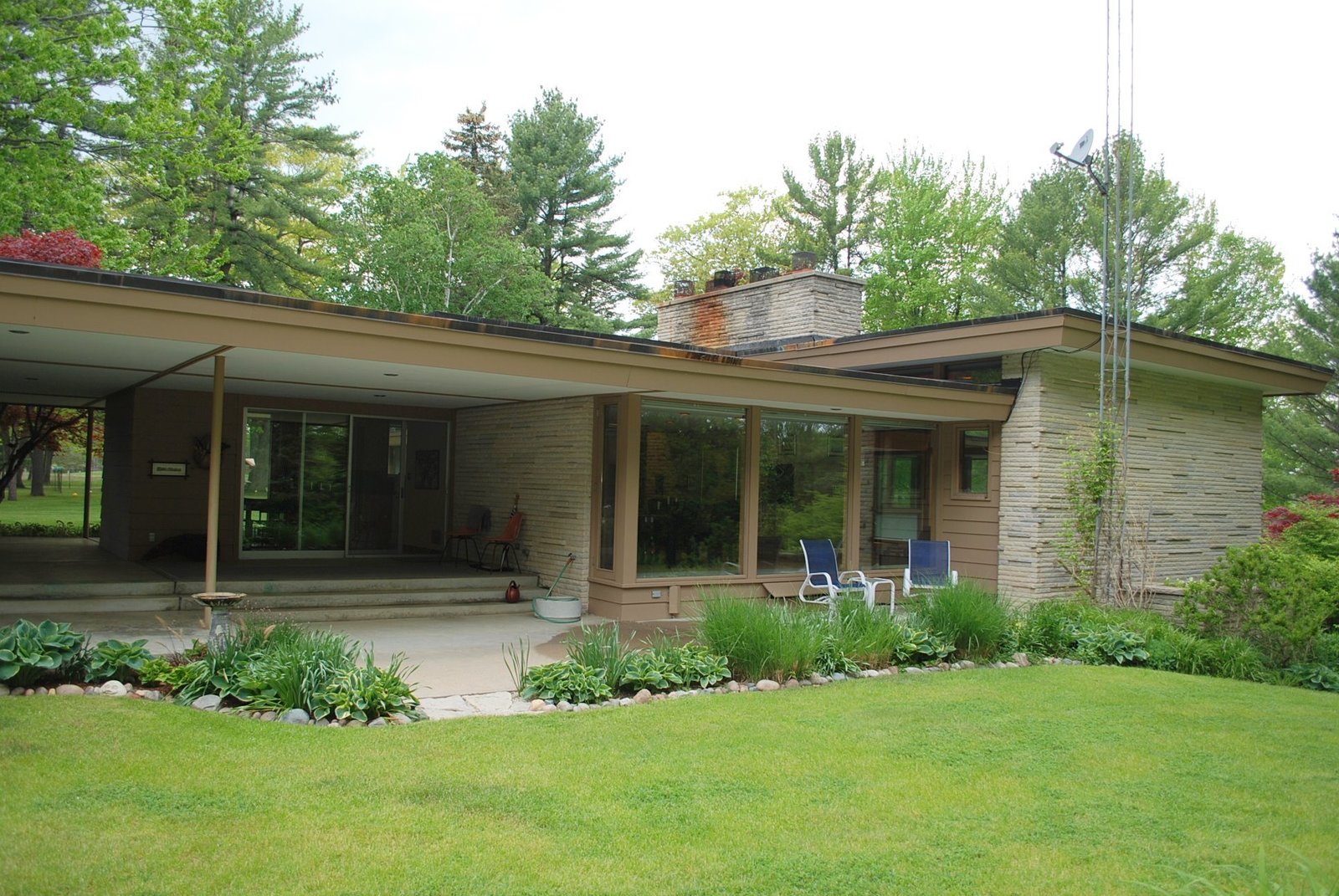 Photo 3 of 8 in The Russell Jameson Residence by Alden B. Dow by Alden ...