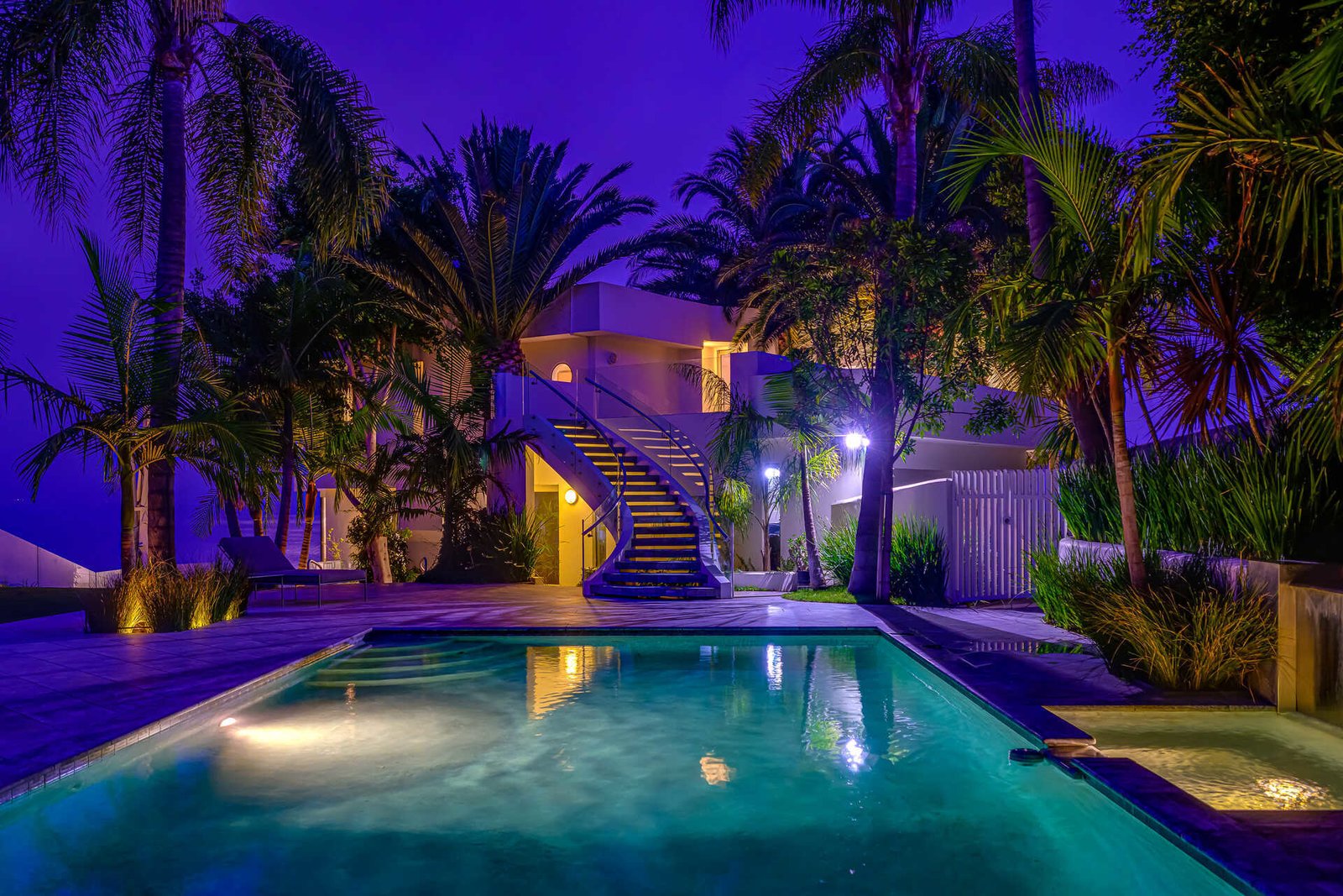 Photo 12 of 13 in A Contemporary Blufftop Estate Stuns in Malibu by ...
