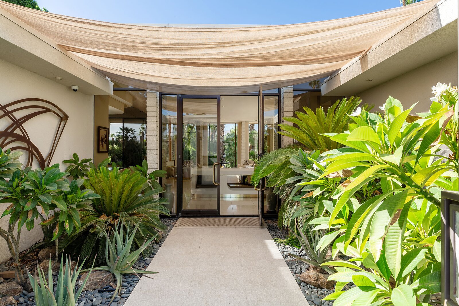 Photo 2 of 15 in Tamarisk Country Club Home Designed by Stan Sackley by ...