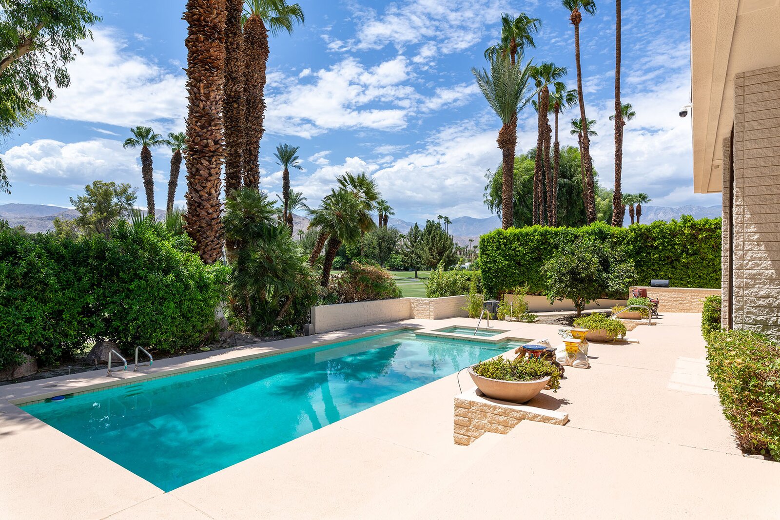 Photo 14 of 15 in Tamarisk Country Club Home Designed by Stan Sackley ...