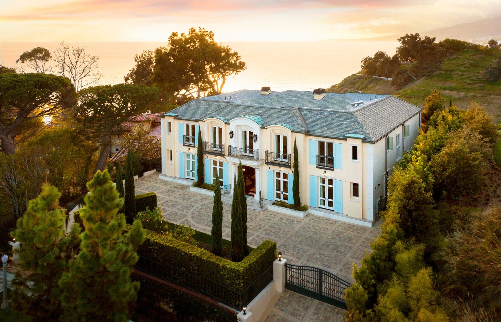 Photo 3 of 14 in A Look Inside a Gorgeous Estate with Sprawling Views ...