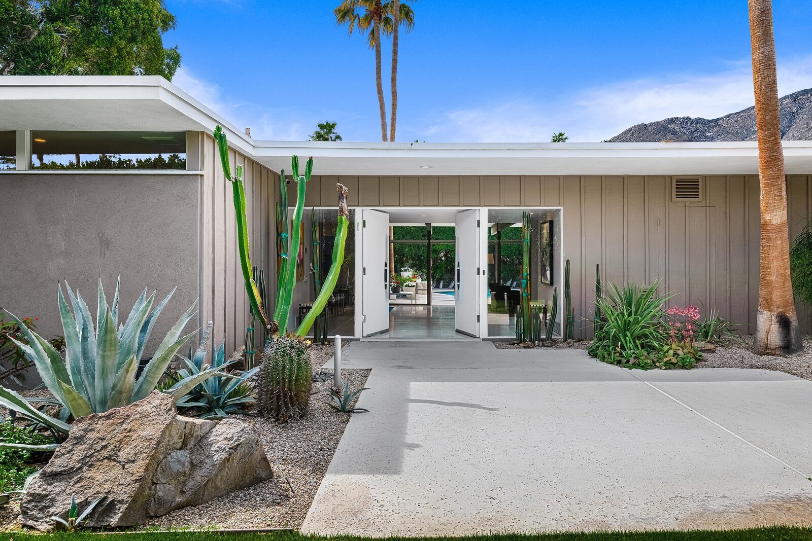 Historic Palm Springs Retreat Offers Ultimate Desert Living (6 Photos ...