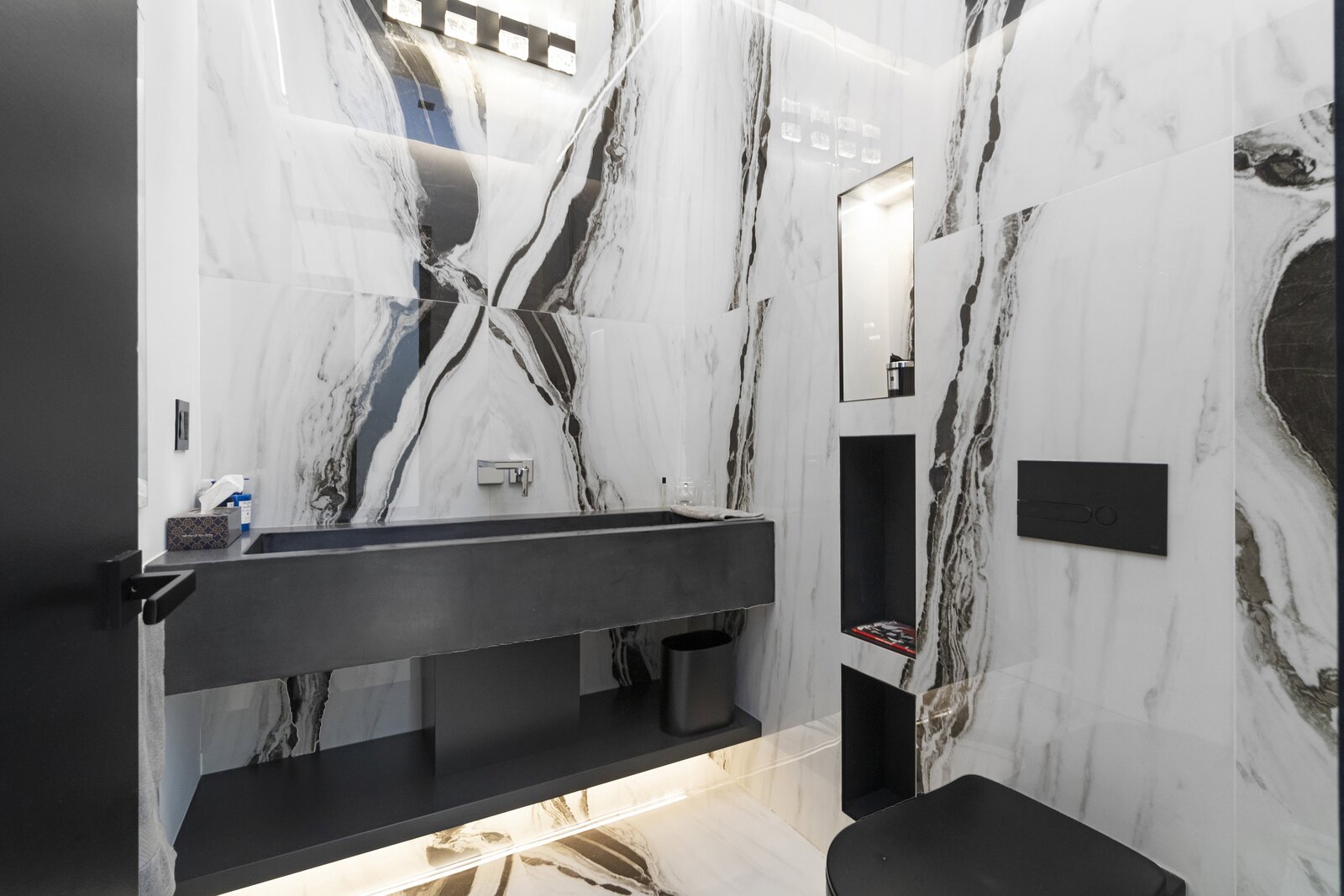 Photo 6 of 11 in Luxury Living in Toronto’s Most Affluent Neighborhood ...