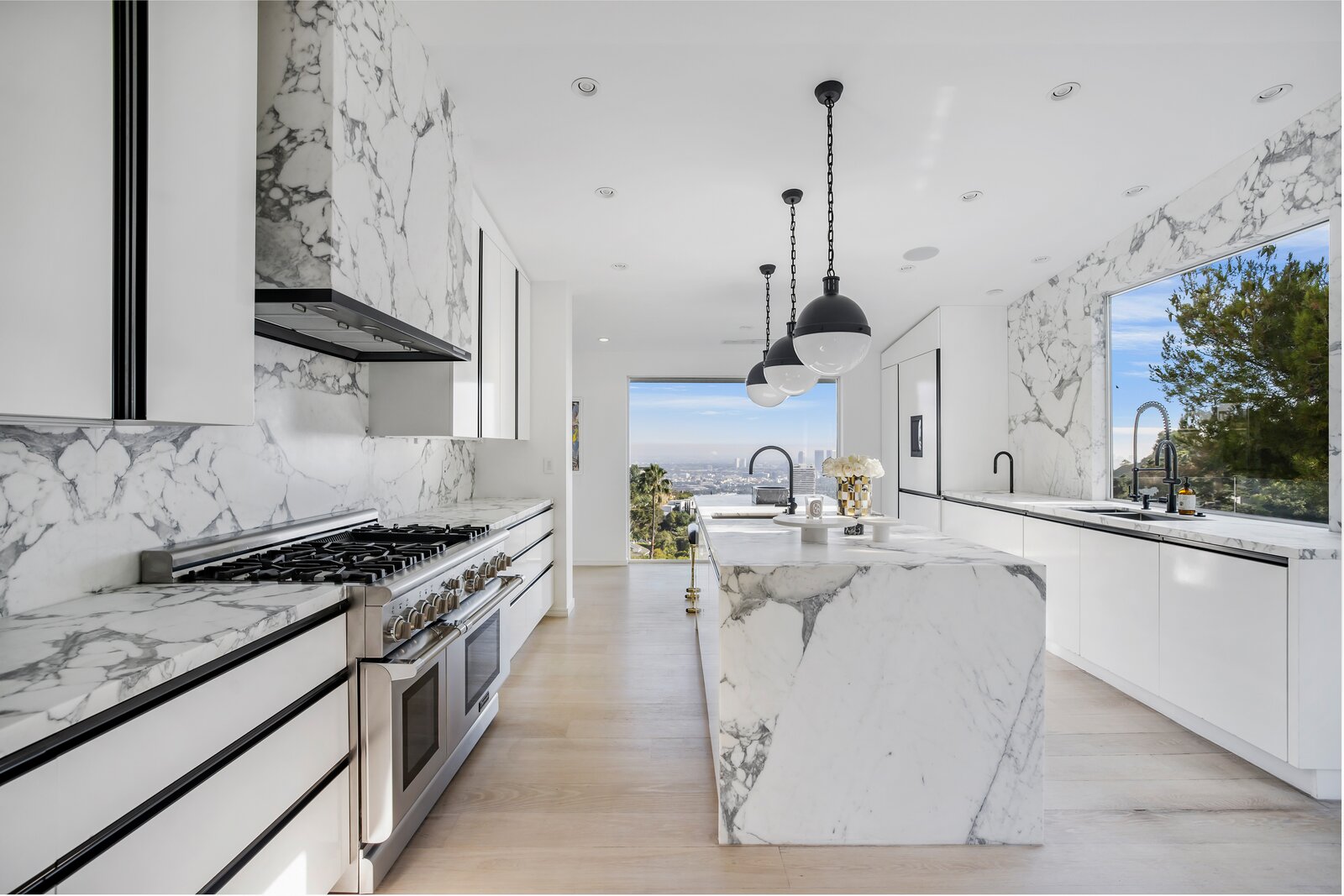 Photo 2 of 6 in A Captivating Architectural Marvel in Doheny Estates by ...