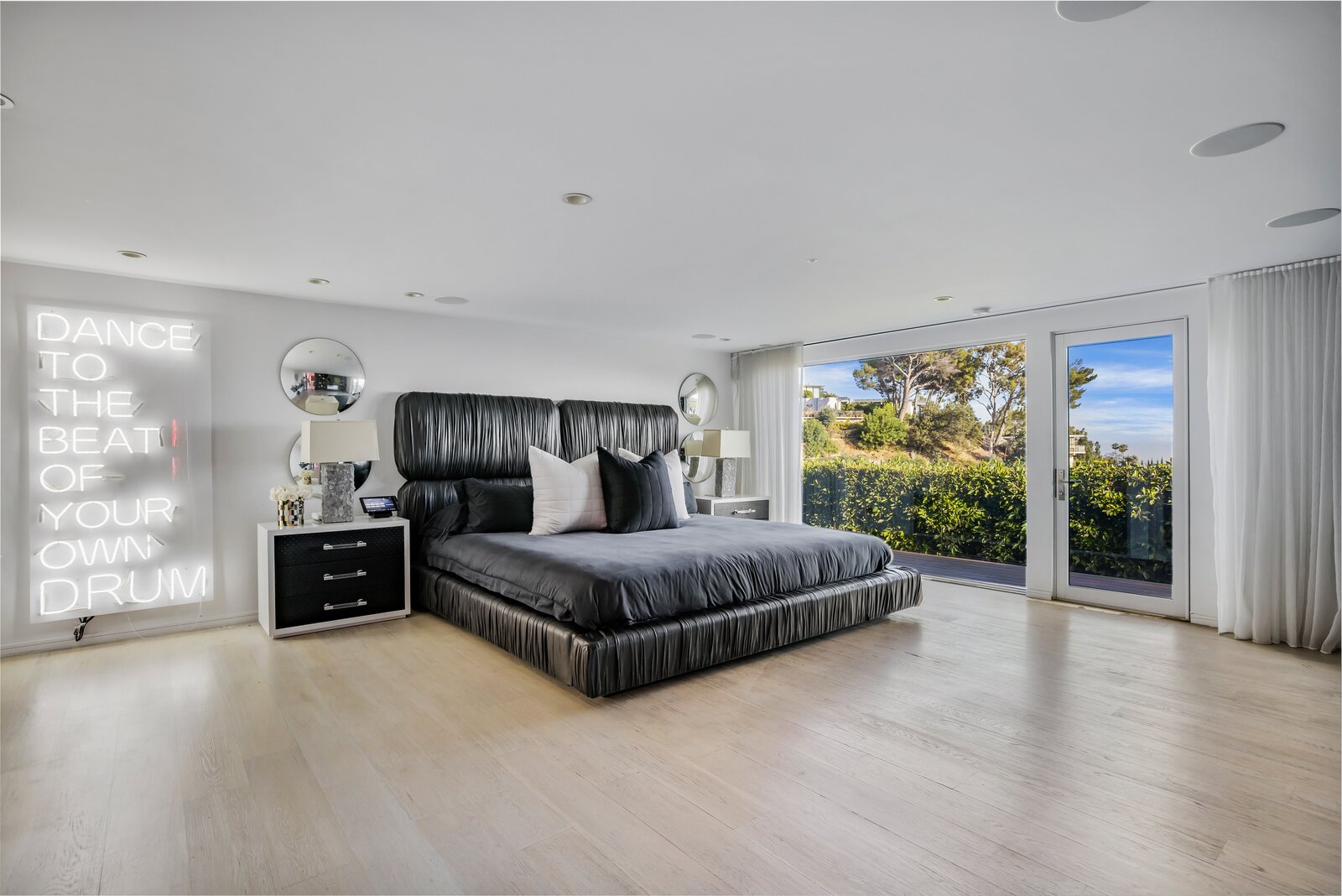 Photo 4 of 6 in A Captivating Architectural Marvel in Doheny Estates by ...