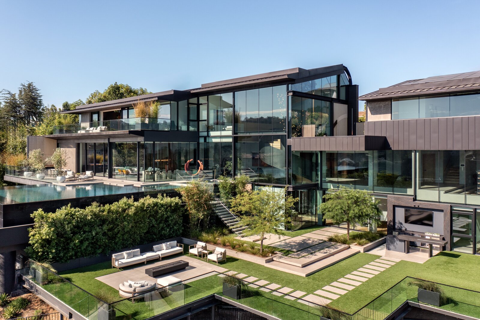 Photo 5 of 6 in The Epitome of Luxury - A Masterpiece in Modern Living ...