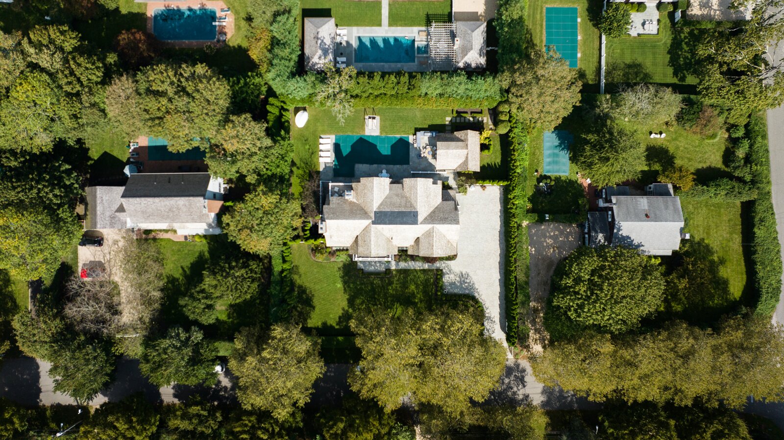 Photo 9 of 9 in A Look Inside a Sophisticated Hamptons Estate by Luxury ...