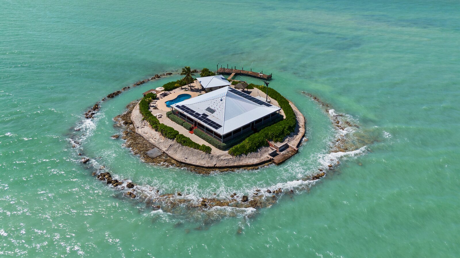 East Sister Rock Island: A Luxurious Oasis in the Heart of the Florida ...