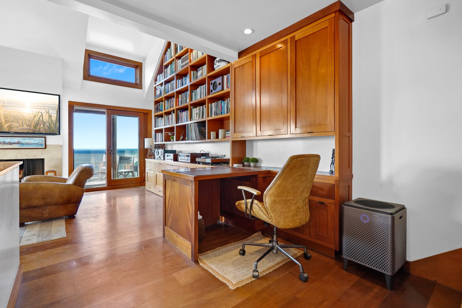 Photo 6 of 24 in A Glimpse Inside Donald Sutherland's Immaculate Beach ...