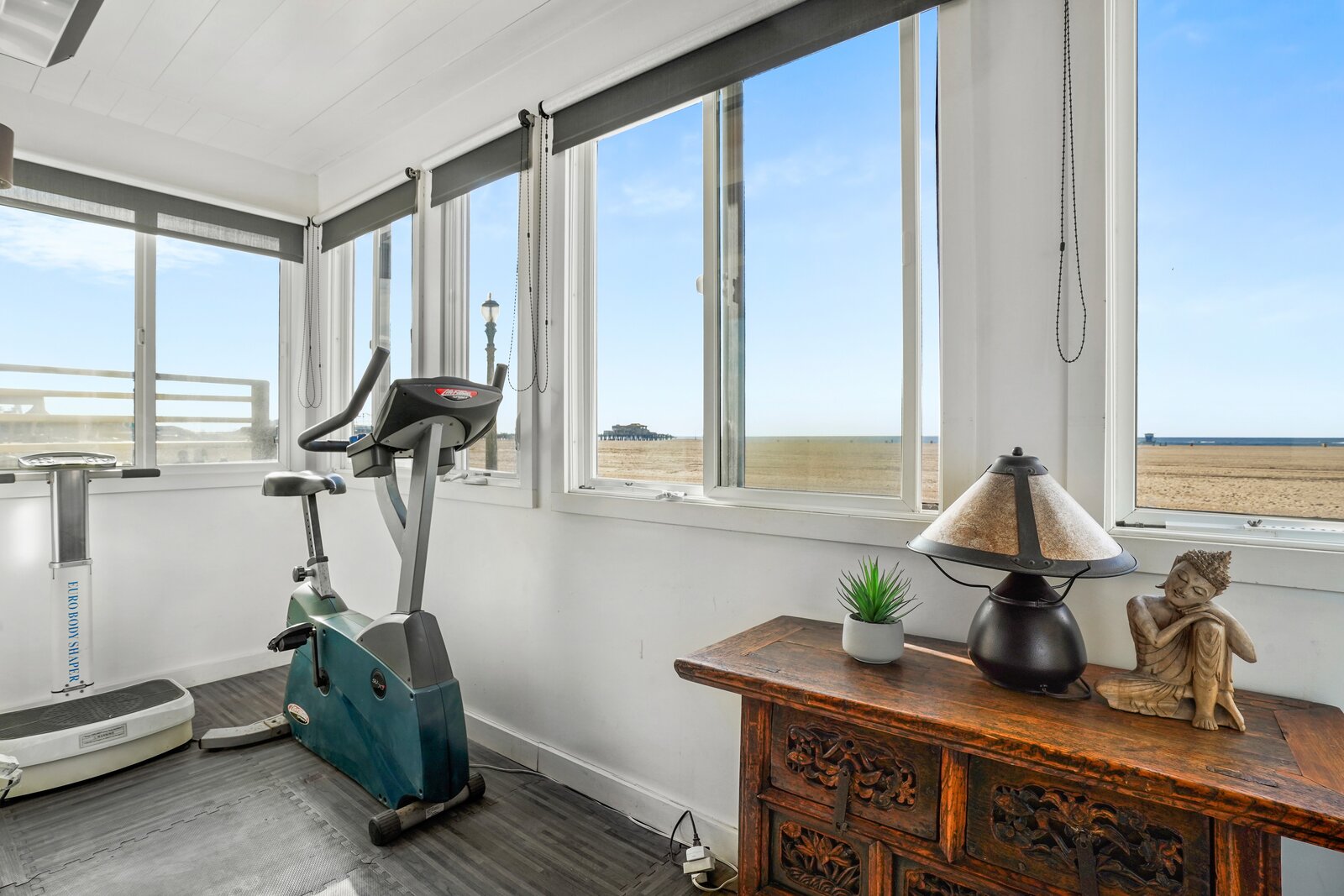 Photo 16 of 24 in A Glimpse Inside Donald Sutherland's Immaculate Beach ...