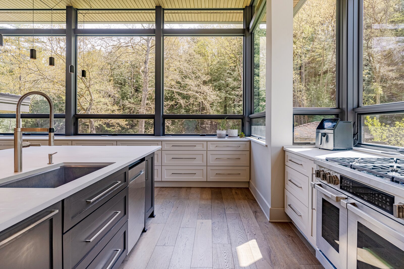 Photo 19 of 46 in A Modernist Architectural Vision Immersed in Sublime ...