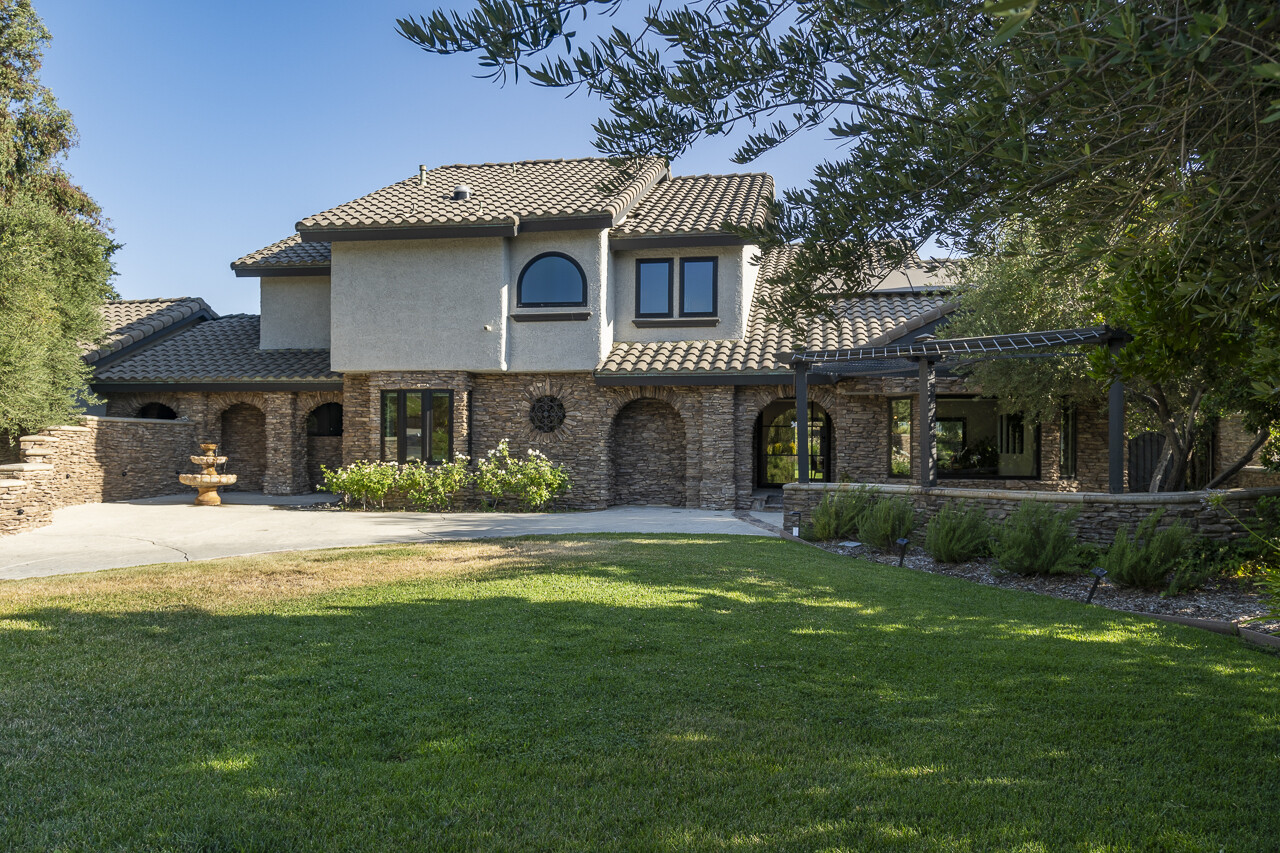 Photo 2 of 19 in Discover the Art of Fine California Living in a ...