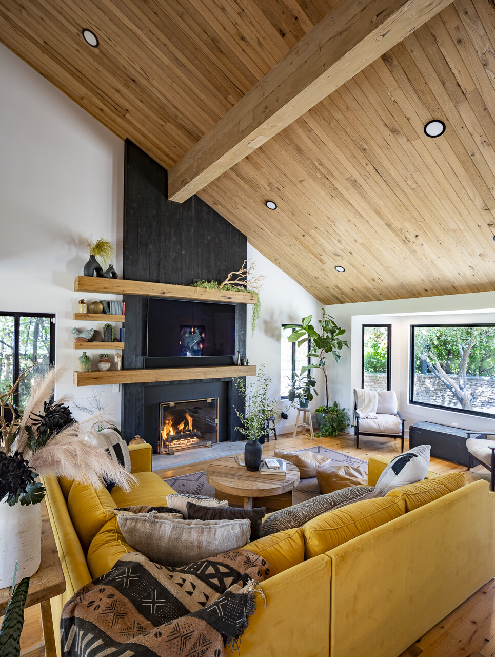 Photo 4 of 19 in Discover the Art of Fine California Living in a ...