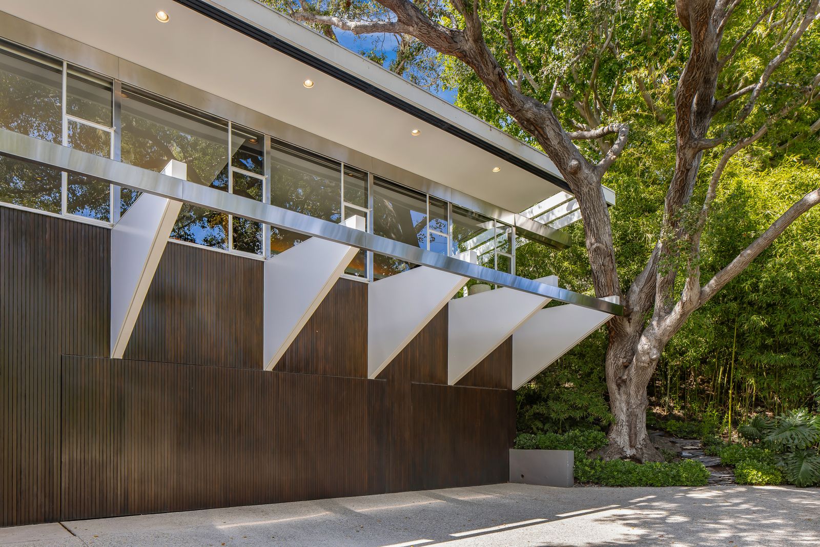Photo 9 of 18 in The Brown House: A Neutra Icon Where Architecture and ...