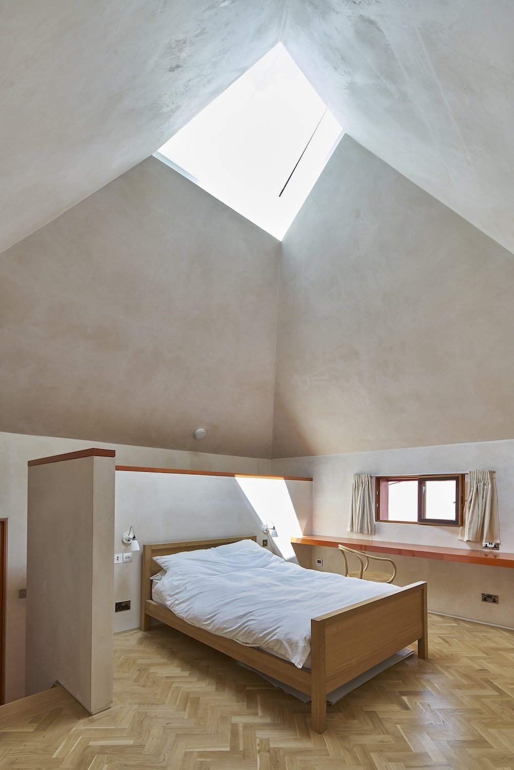 Photo 8 of 10 in Red Tin House That Makes the Most of Space and Light ...