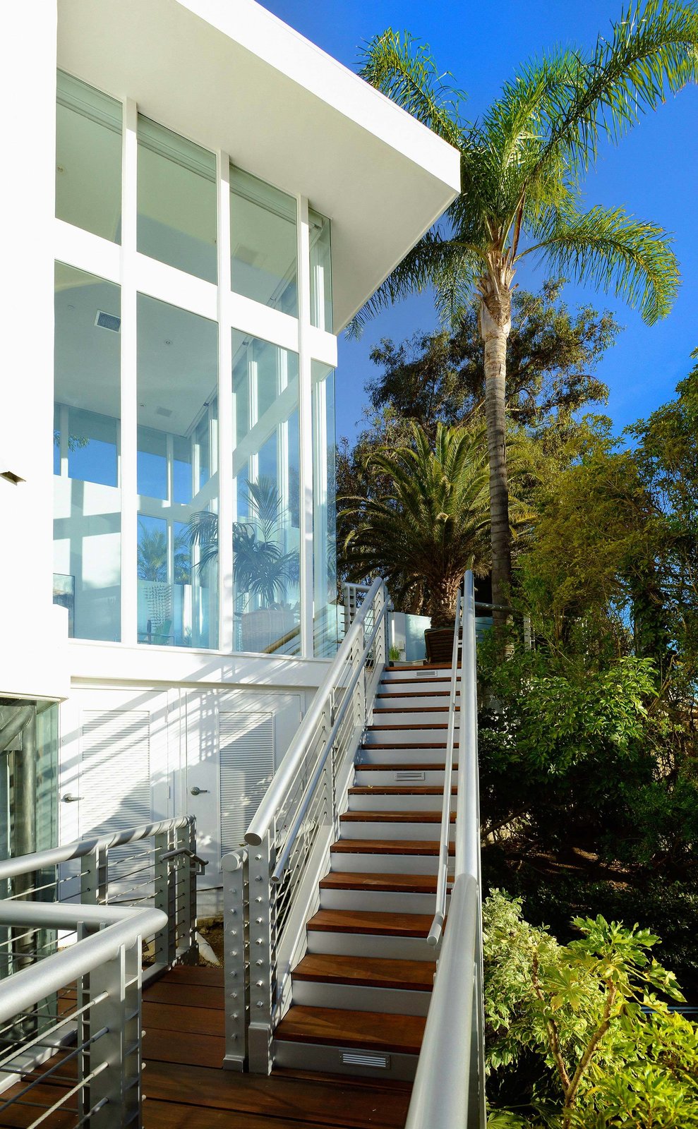 Photo 4 of 13 in Actor Brendan Fraser’s Former Beverly Hills Home Is ...