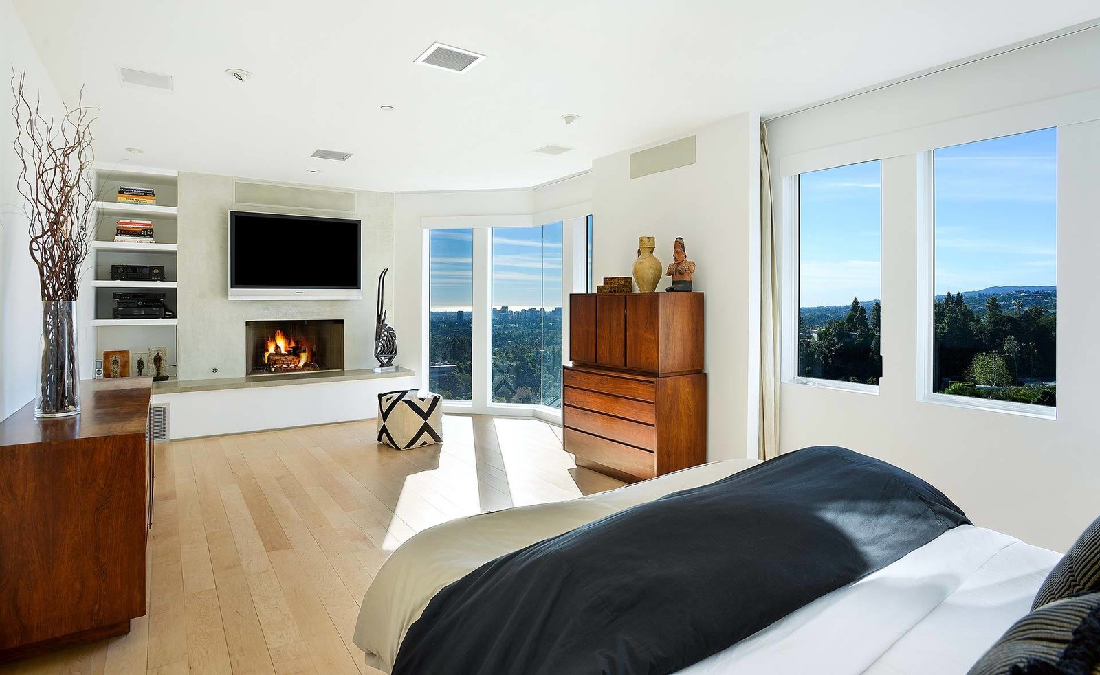 Photo 5 of 13 in Actor Brendan Fraser’s Former Beverly Hills Home Is ...