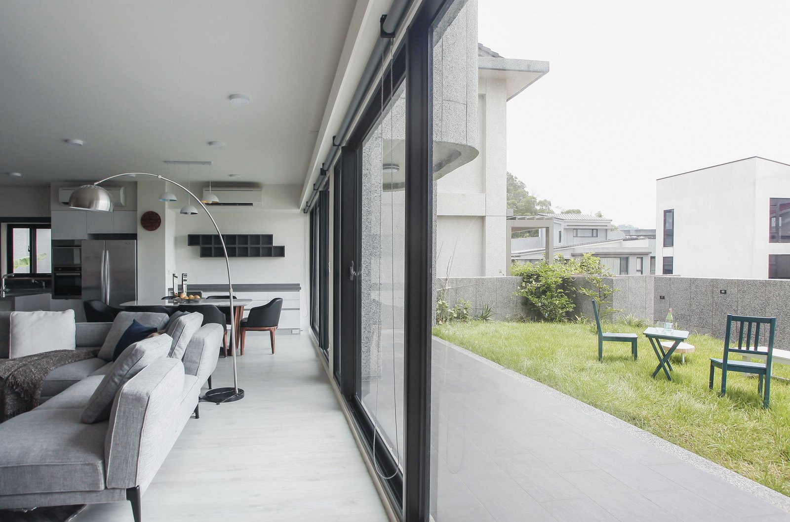 Photo 5 of 15 in A Serpentine Wall in This Taiwanese Home Divides ...