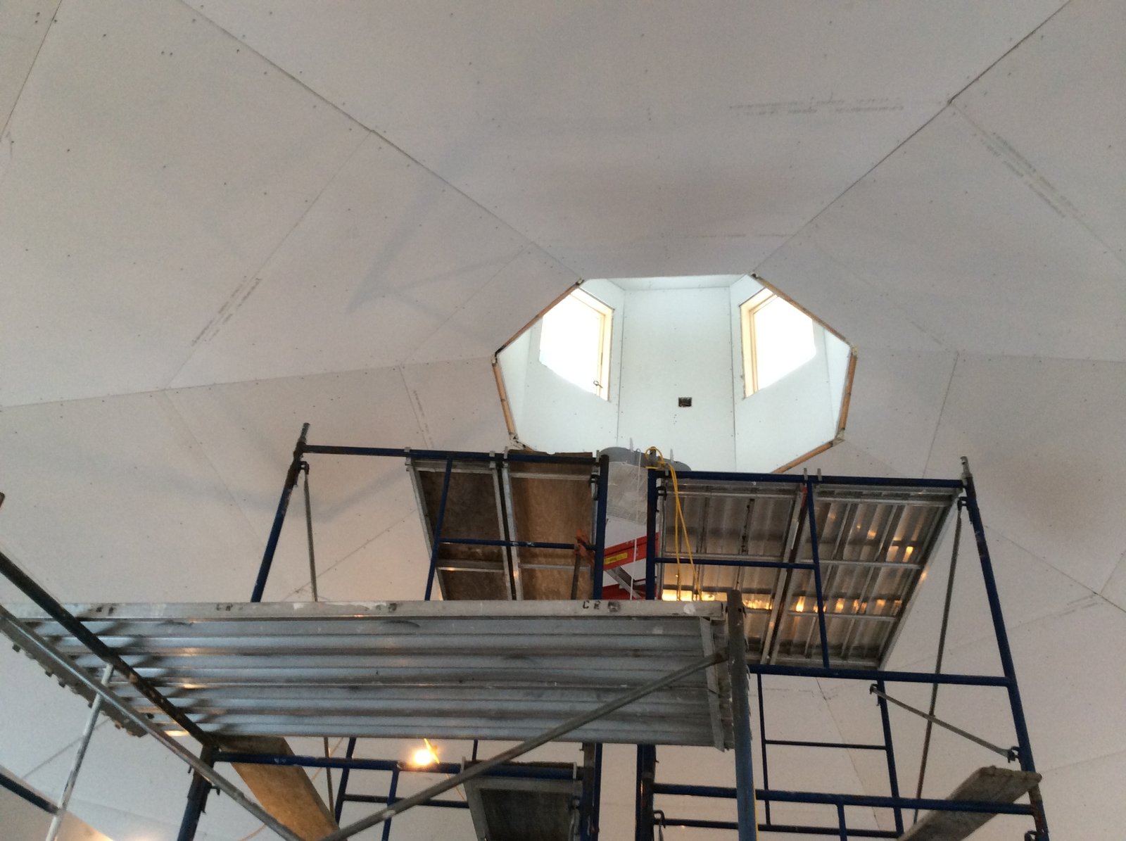 Photo 10 of 13 in A Modern Octagonal Barn House in Upstate New York ...