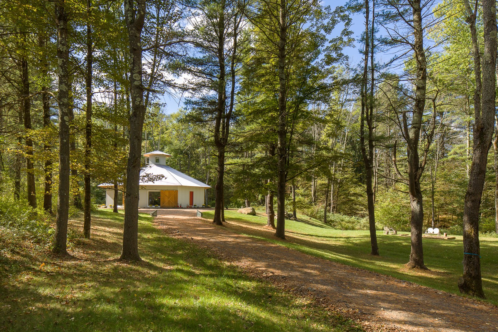 Photo 8 of 13 in A Modern Octagonal Barn House in Upstate New York Asks ...