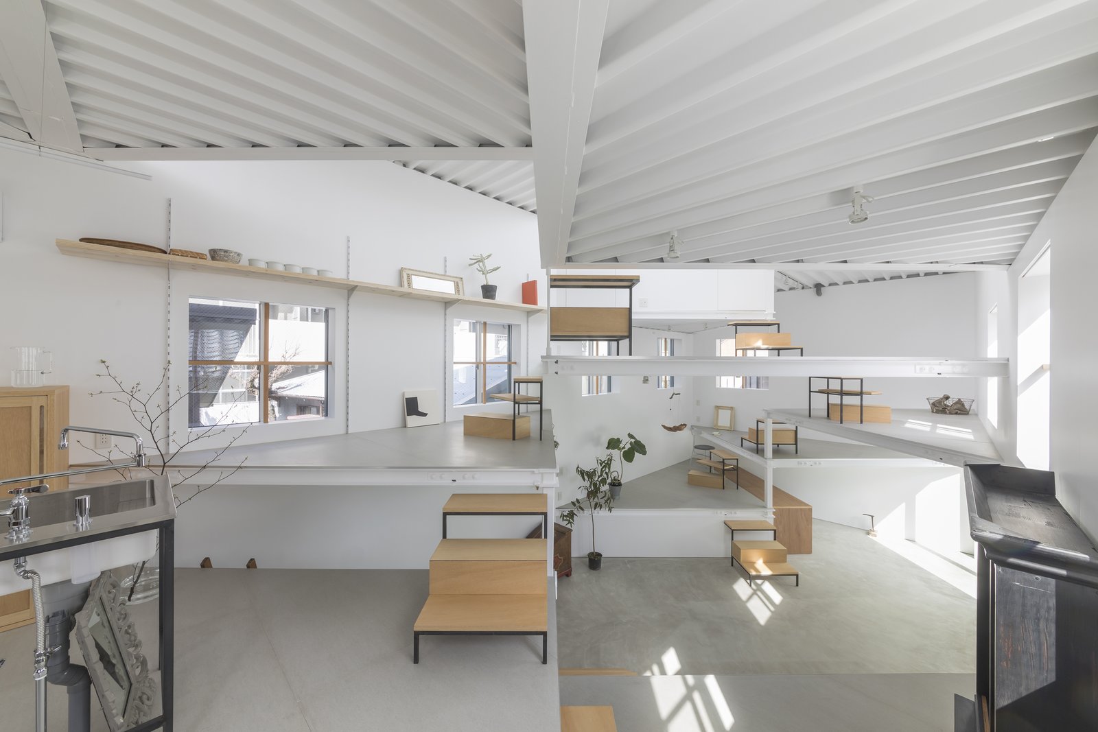 13 Spiraling Platforms Increase Space and Connection in This One-Room ...