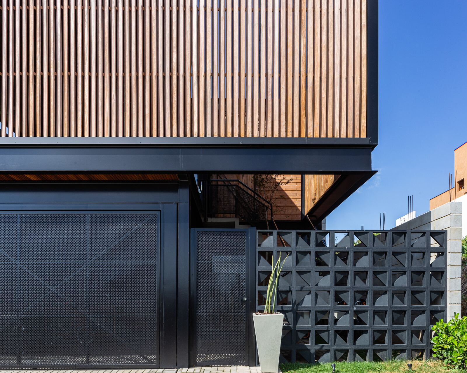 Photo 2 of 18 in Torto House by Taguá Arquitetura+Design - Dwell
