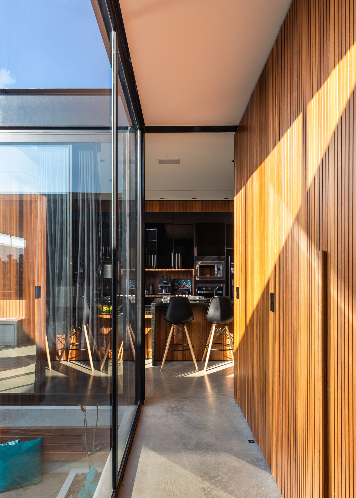 Photo 11 of 18 in Torto House by Taguá Arquitetura+Design - Dwell