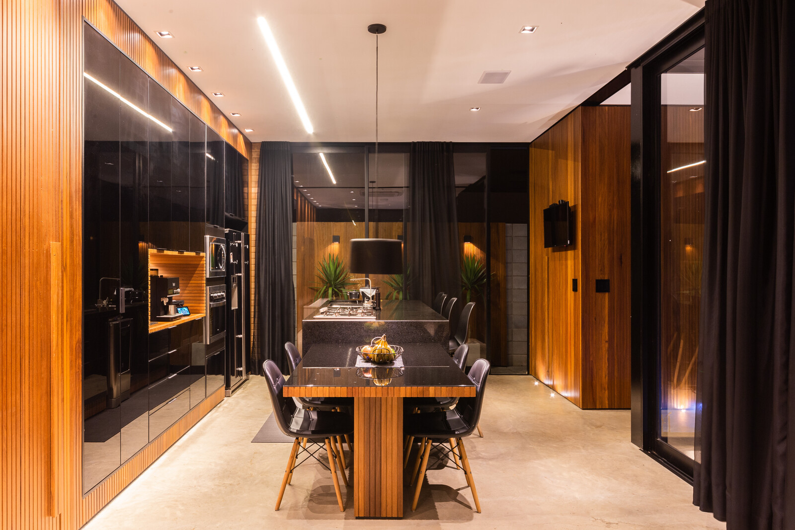 Photo 14 of 18 in Torto House by Taguá Arquitetura+Design - Dwell