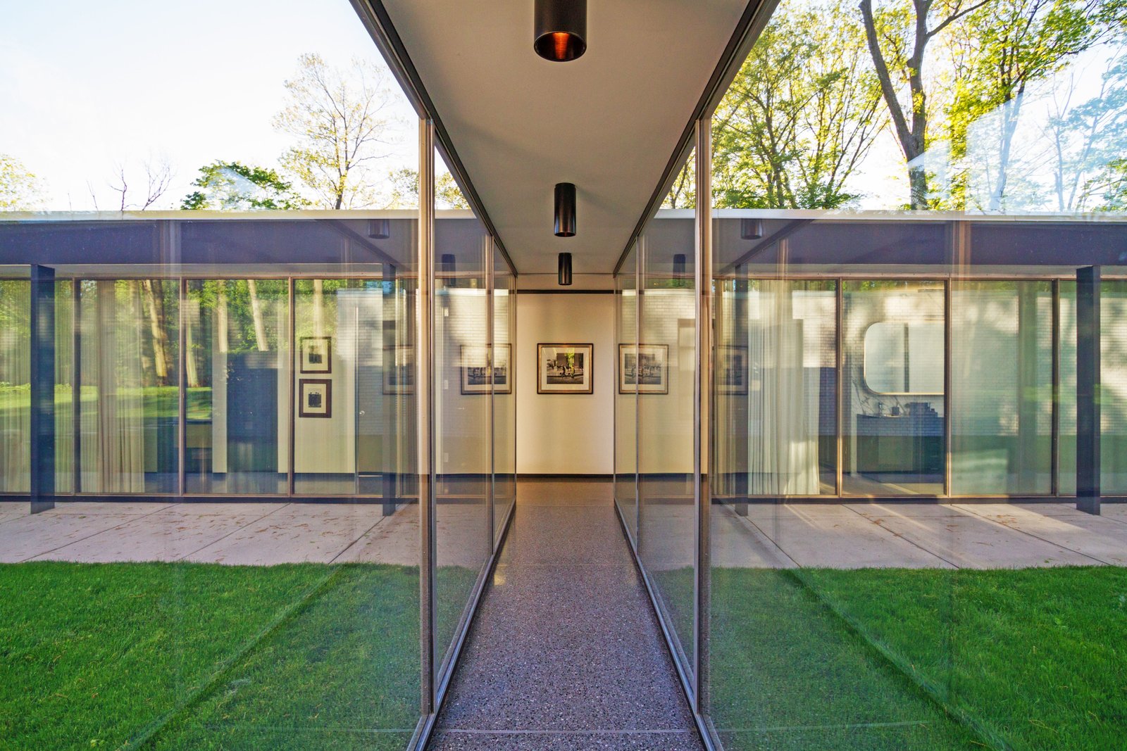 Photo 9 of 10 in A Renovated, Midcentury Glass-and-Steel House in New ...