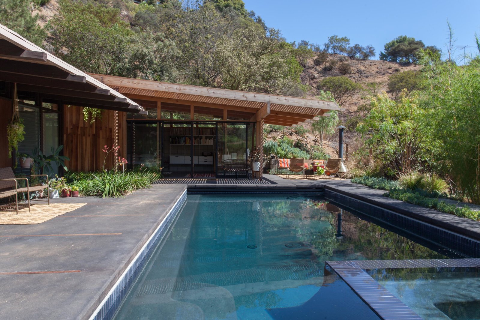 Hole Up in This Quintessential Midcentury Modern Rental in Hollywood ...