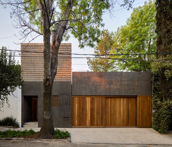 Delightful Material Contrasts Define a Courtyard Home in Mexico City ...