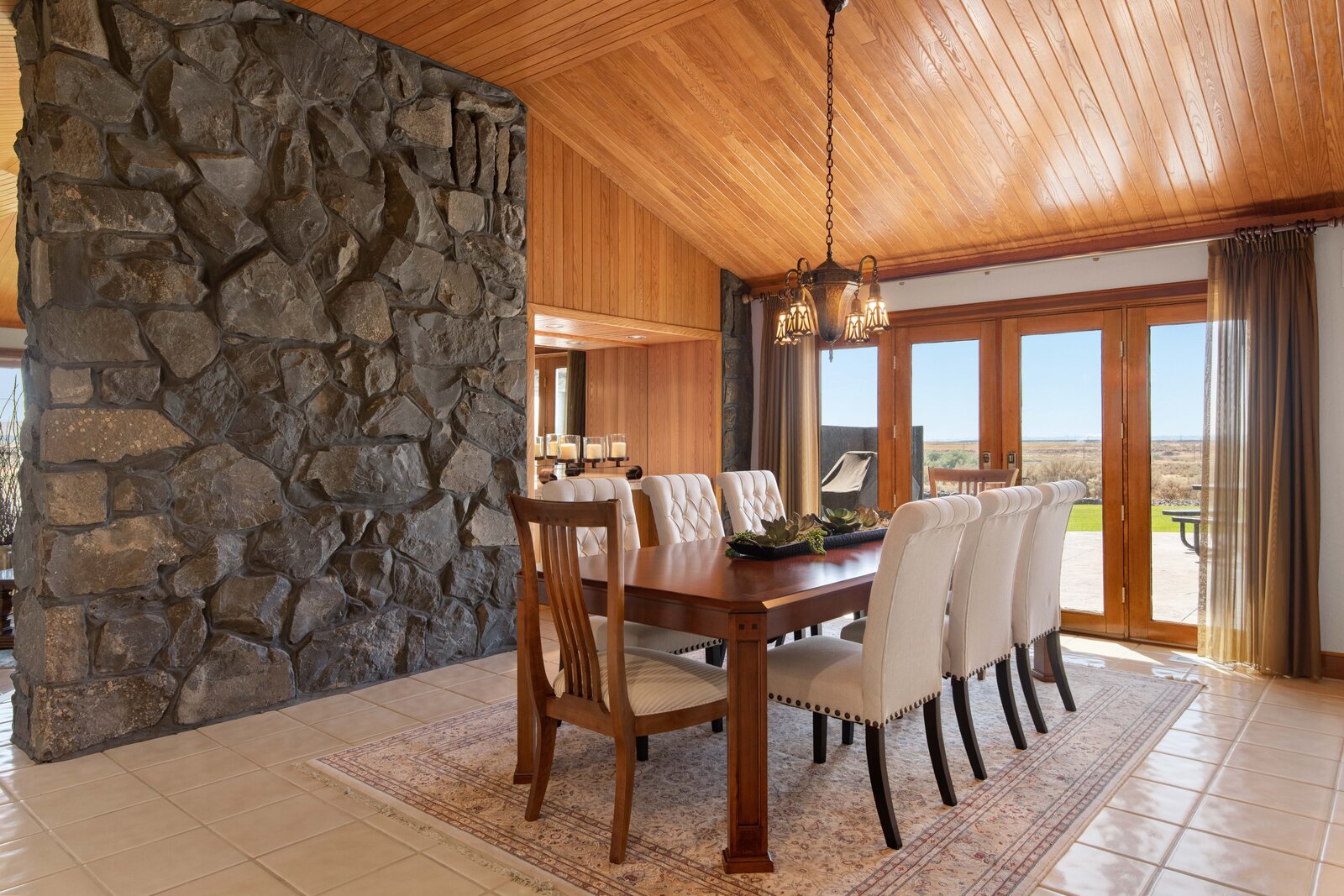 Photo 6 of 10 in A Sprawling High-Desert Estate in Washington Asks $1 ...