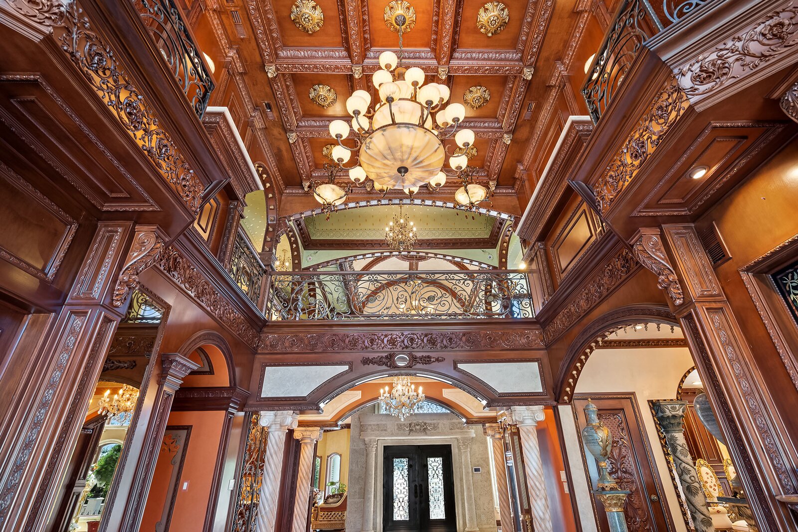 Photo 7 of 18 in An Ornate New Jersey Estate With a Pool and Home ...