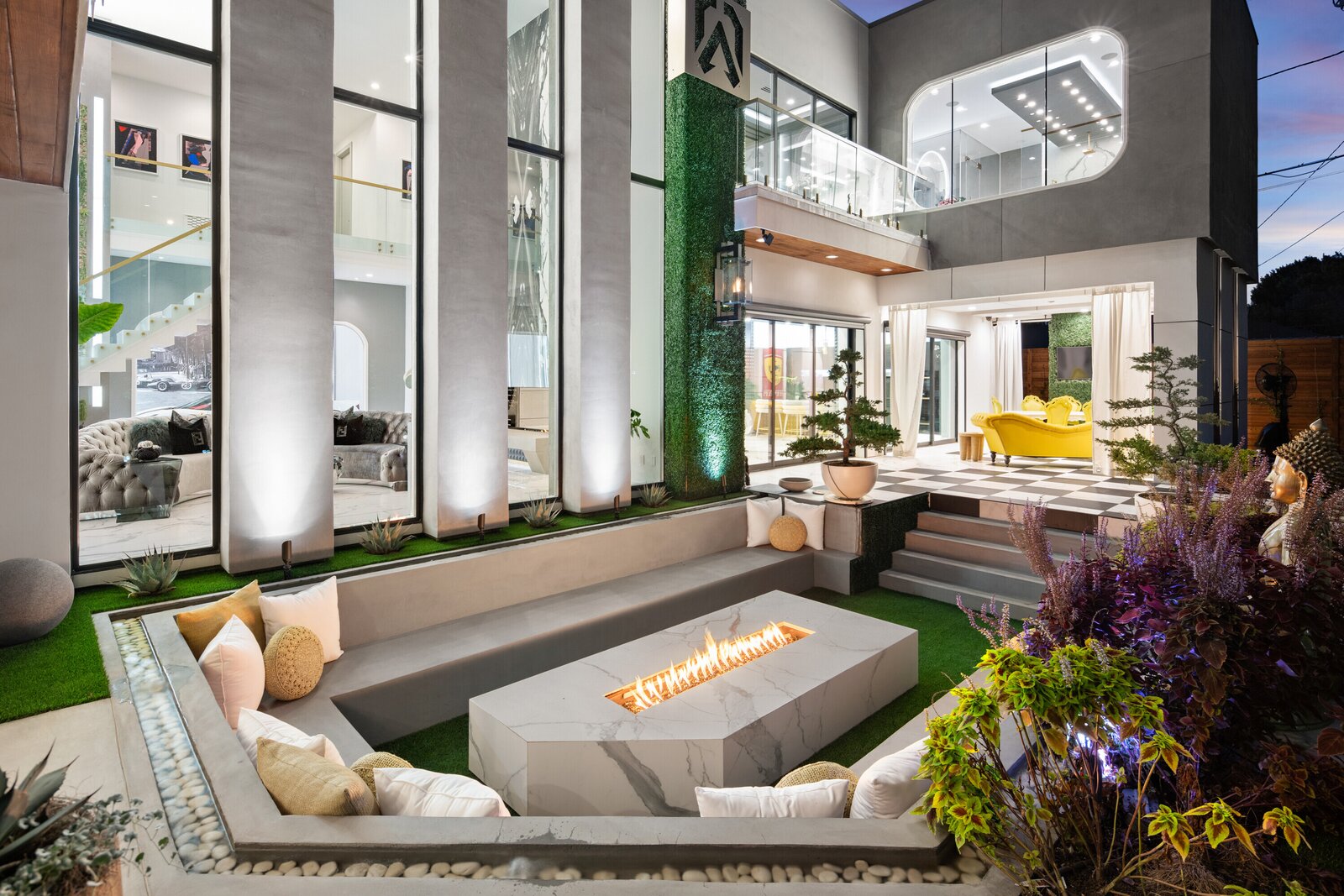 Photo 13 of 15 in This Tron-Inspired Dallas Estate Could Be Yours for ...