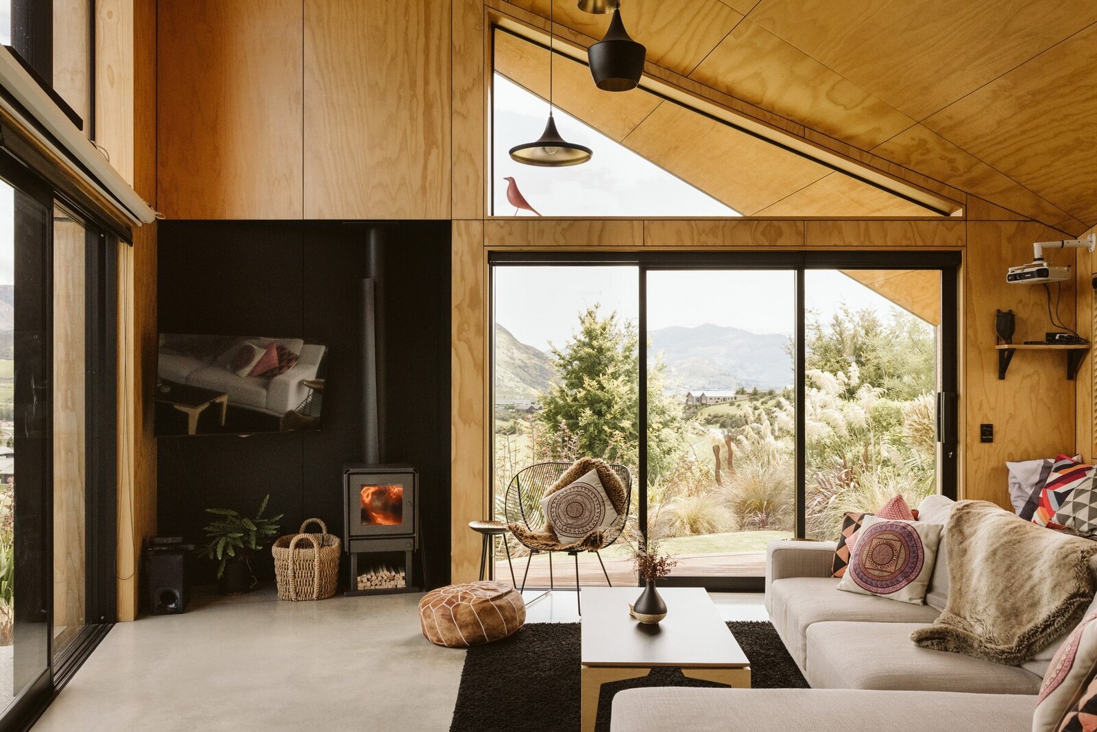 Photo 3 of 10 in This Shed-Inspired Home in New Zealand Cleverly Complements Its Surrounding ...