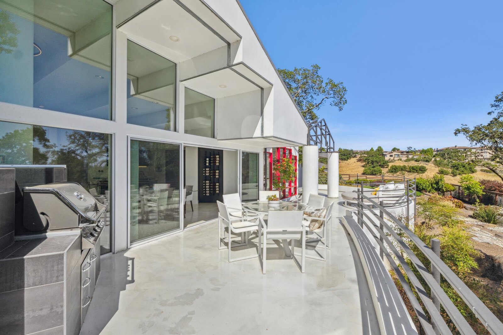 Photo 10 of 11 in An Airy Santa Rosa Home With Stunning Panoramas Asks ...