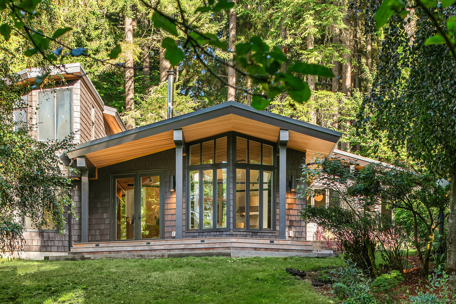 Photo 3 of 7 in For $1.2M, Settle into Relaxed Pacific Northwest Living ...