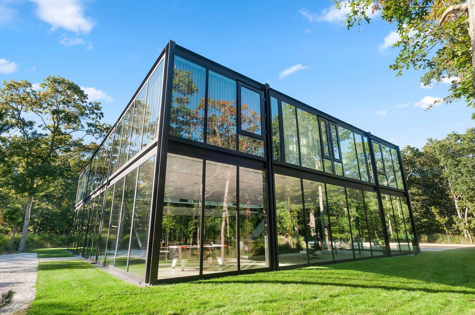 Photo 2 of 8 in A Glossy Glass House in East Hampton Asks $5.9M - Dwell