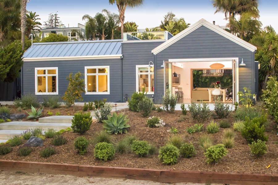 Cozy Little Beach House (8 Photos) - Dwell