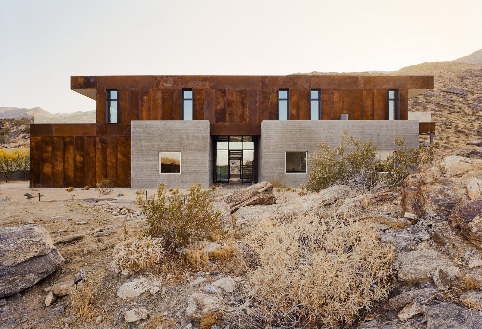 Photo 2 of 14 in This Palm Springs Desert Home “Dissolves Barriers ...