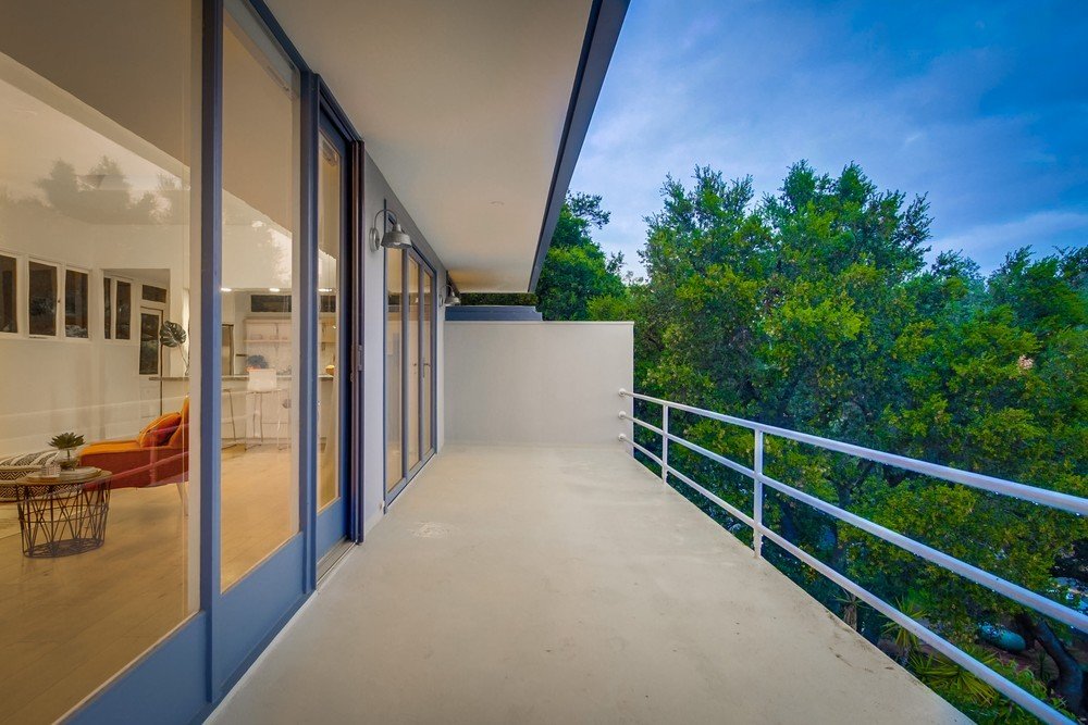 Photo 4 of 14 in Modern Lakefront Home for Sale by Sophie Zeiler - Dwell