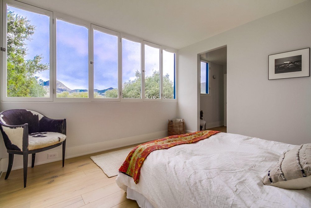 Photo 9 of 14 in Modern Lakefront Home for Sale by Sophie Zeiler - Dwell